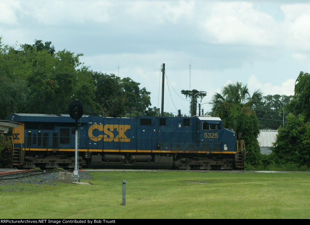 CSX 5325 leads the Juice Train north past the Ocala Train Statiom.